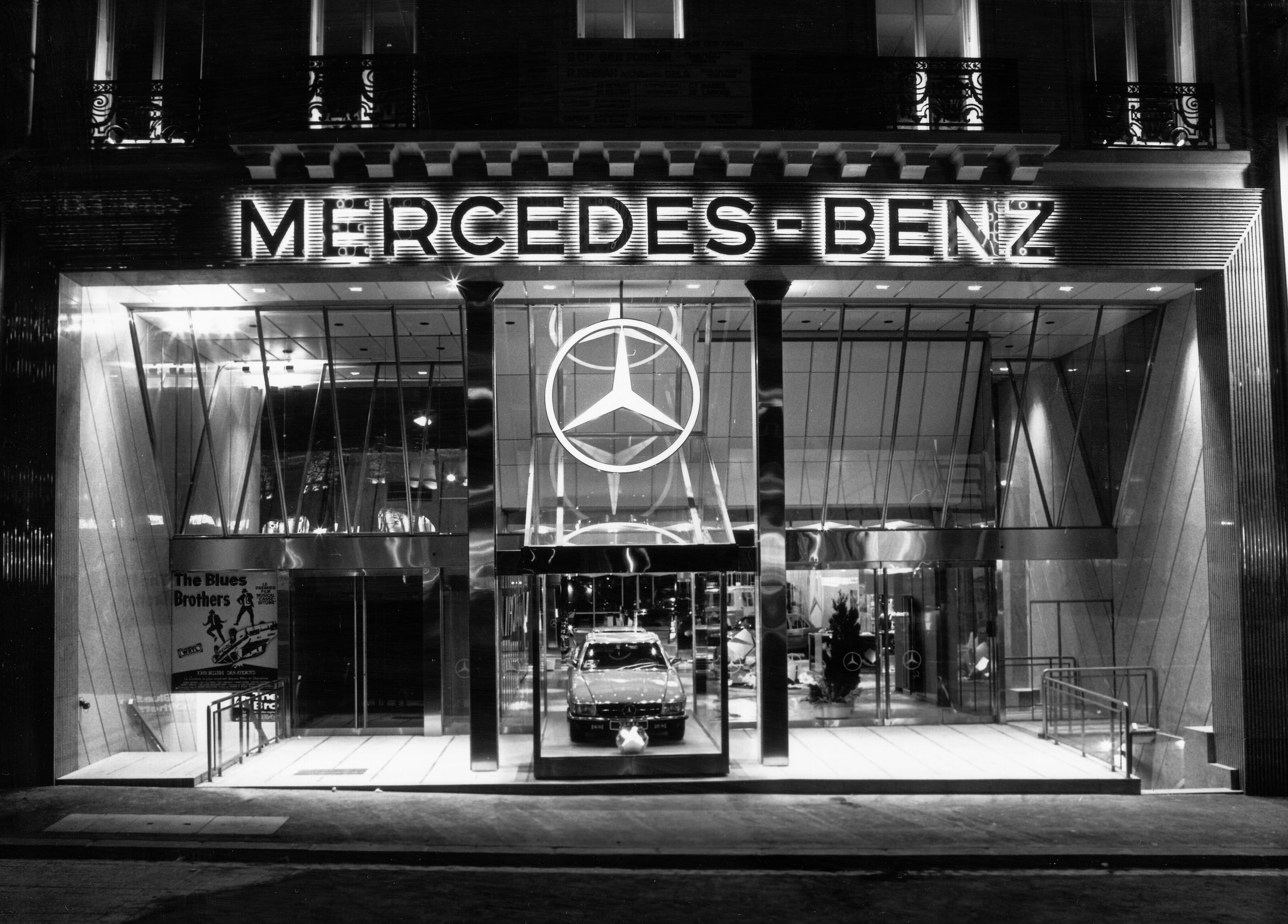 Mercedes-Benz Showroom 24x7 Open ? - SNAP-360